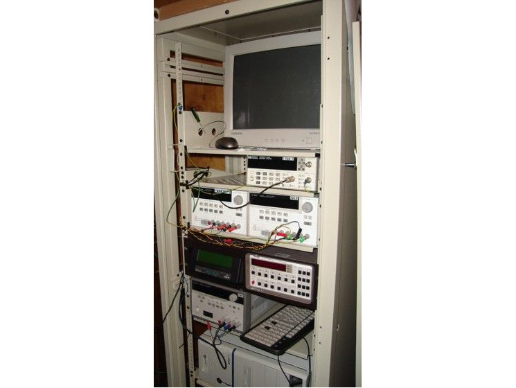 Rack con algunos instrumentos, fuentes de alimentación y PC de control ...